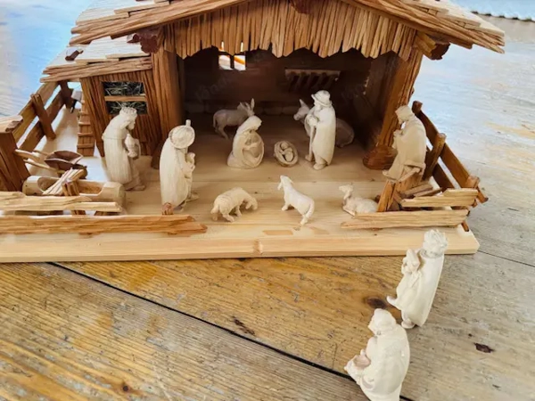Krippe aus Holz ( selbstgebaut ) in Altach - Alles Mögliche ...